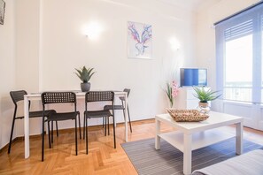 Apartamento, 1 quarto | Refeições no quarto