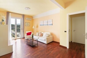 Quarto Cidade, 2 quartos | Sala de estar | Televisor de ecrã plano de 32 polegadas com canais digitais, televisor 