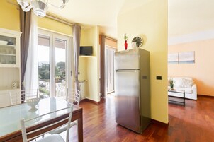 Quarto Cidade, 2 quartos | Cozinha privada | Um frigorífico/congelador grande, um micro-ondas, um forno 