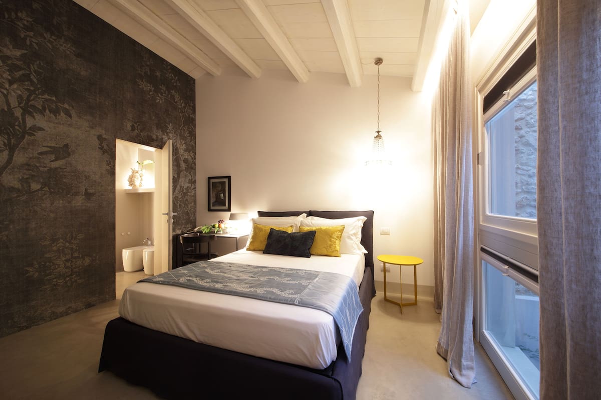 Quarto casal, vista para o jardim (2) | 1 quarto, frigobar, individualmente decorados