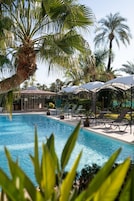 Piscina externa, funciona das 10h às 22h, guarda-sóis, espreguiçadeiras