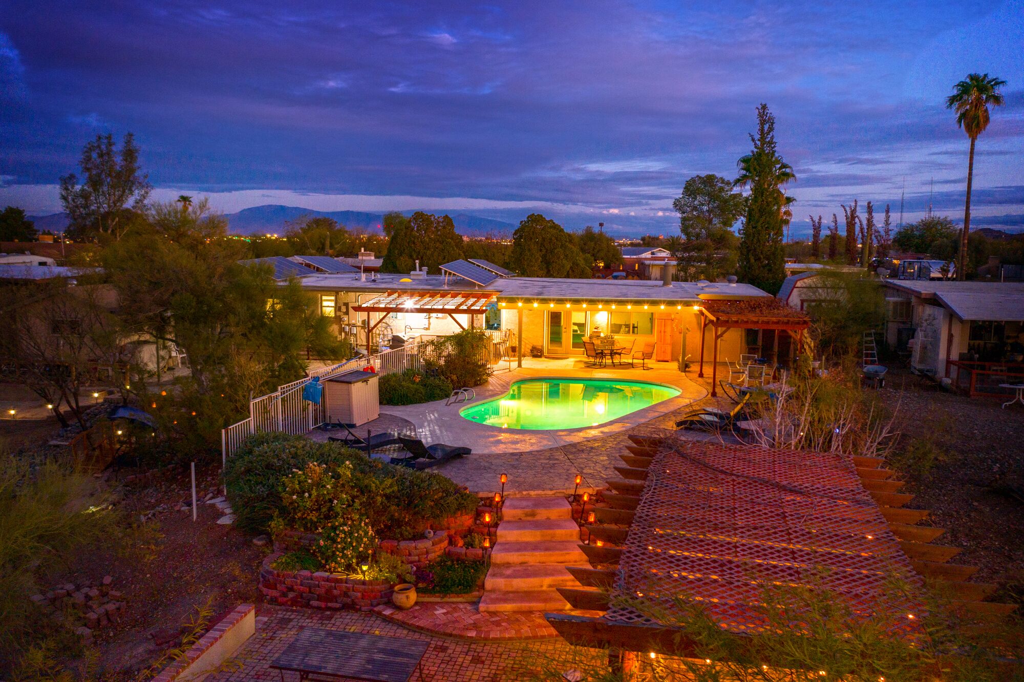 Stay 4 Nights Get One Free Night Stays Aug-Oct. Five minutes from ...