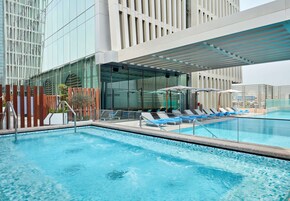 2 piscinas exteriores, guarda-sóis, espreguiçadeiras