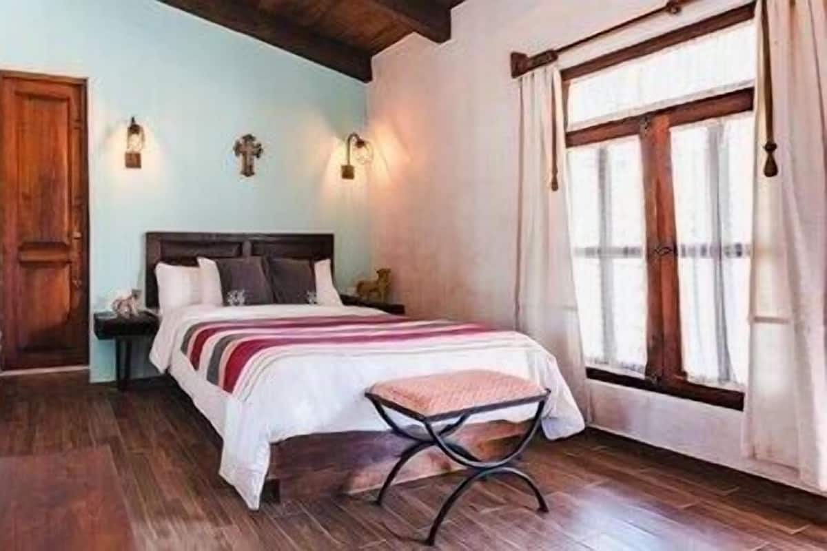 Cofre no quarto, secretária, Wi-fi grátis, roupa de cama fornecida