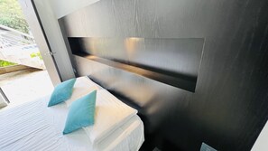 Quarto casal luxo | Escrivaninha, cortinas blackout, Wi-Fi de cortesia