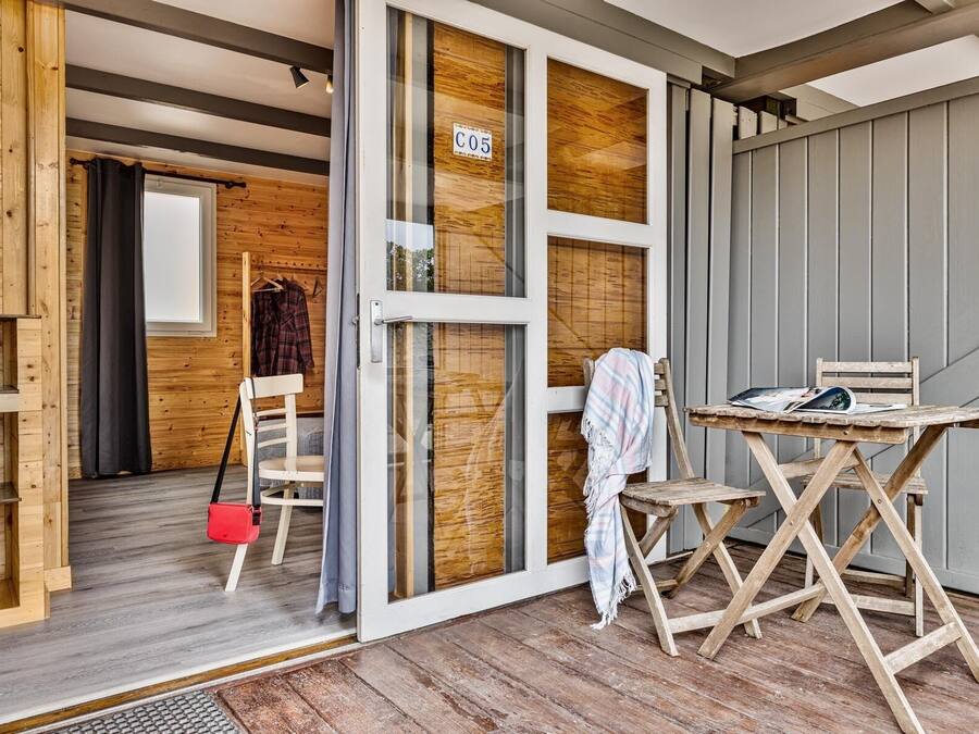 Bangalô standard, cozinha americana | Área de estar | TV de tela plana 24 polegadas com canais a cabo, TV