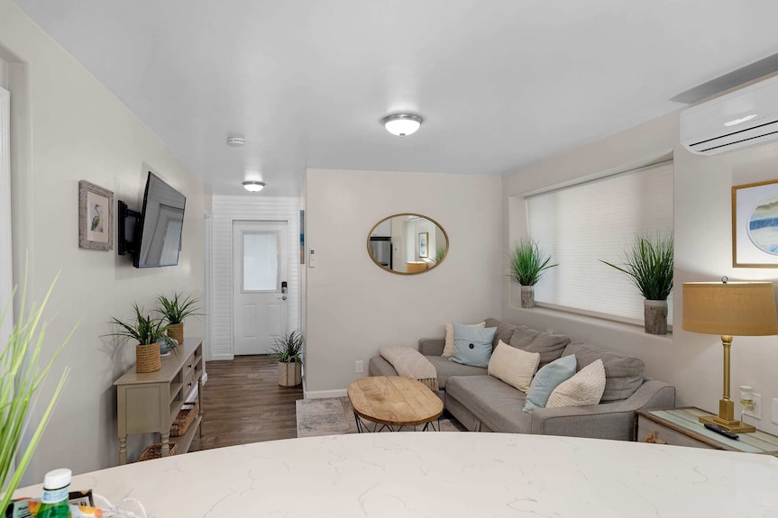 Cozy & Chic 2br Retreat In Mission Beach - San Diego, CA