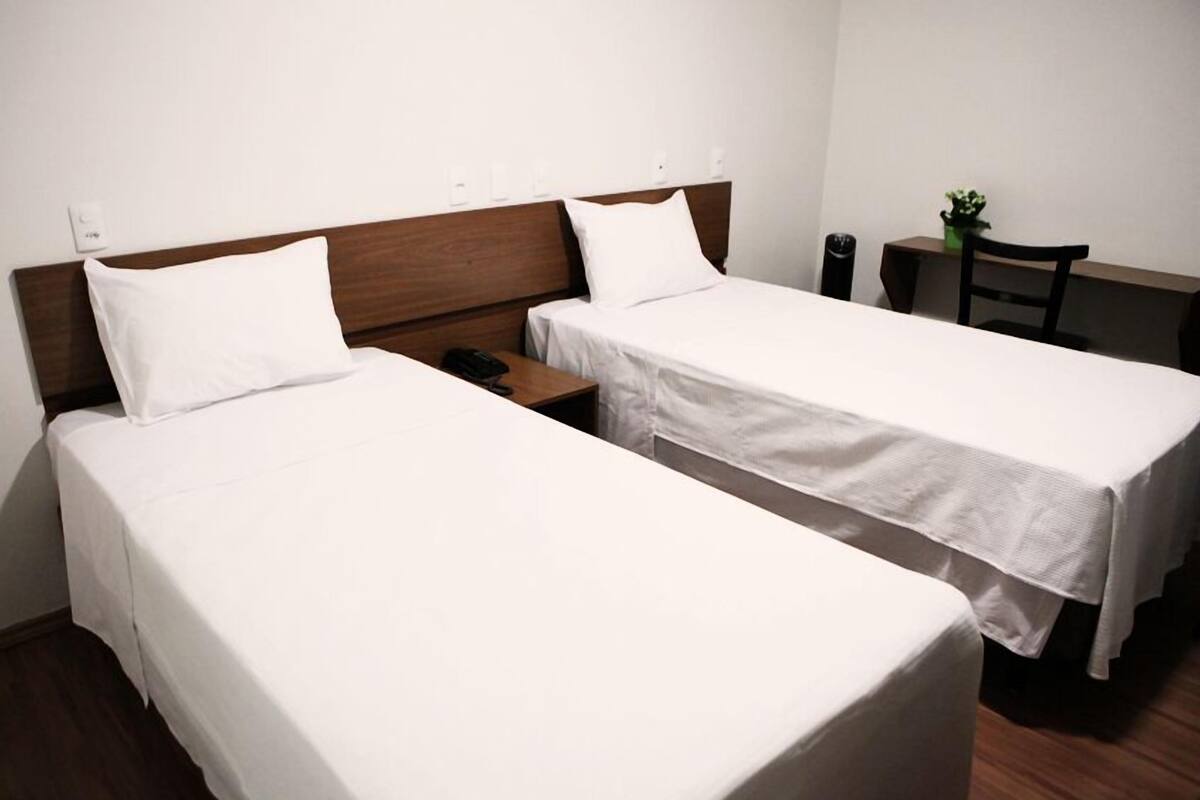 Quarto solteiro, 1 cama de solteiro | Frigobar, escrivaninha, cortinas blackout, quartos à prova de som