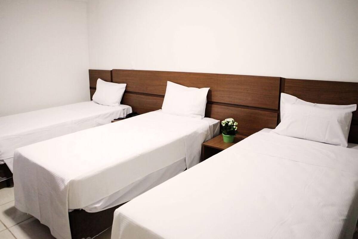 Quarto triplo | Frigobar, escrivaninha, cortinas blackout, quartos à prova de som