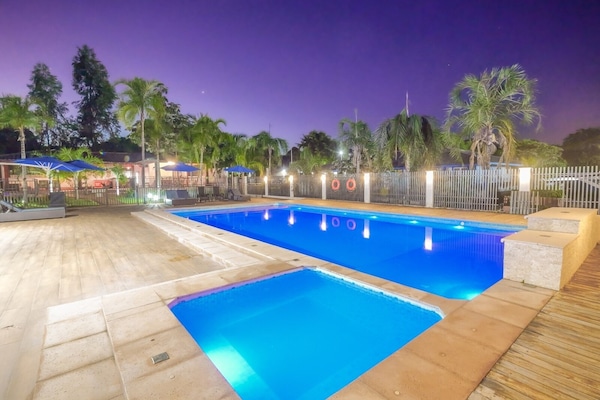 Piscina externa, funciona das 9h às 23h, espreguiçadeiras