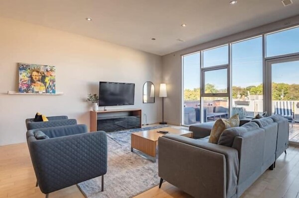 Halifax Captivating Quinpool Penthouse With Massive Terrace - Halifax