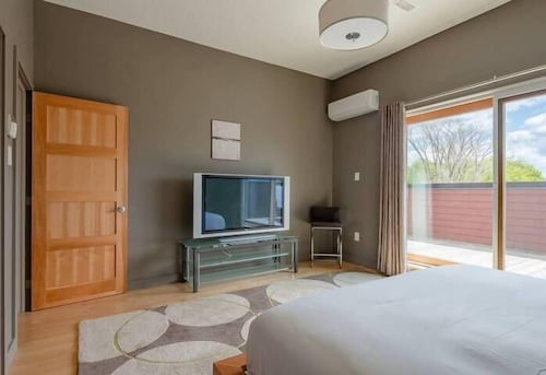 Halifax Captivating Quinpool Penthouse With Massive Terrace - Halifax, NS, Canada