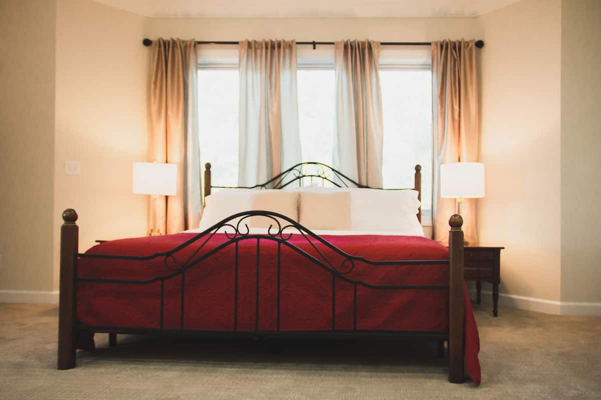 Quarto de Luxo, 1 cama king-size, banheira de hidromassagem | Roupa de alta qualidade, secretária 