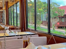 Café da manhã feito na hora todos os dias mediante uma taxa