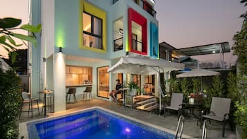 Piscina externa, espreguiçadeiras