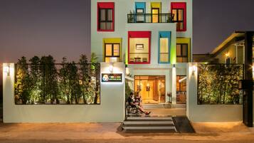 Fachada da propriedade à noite