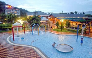 Piscina exterior, guarda-sóis 