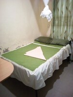 Quarto Twin | Camas de colchão viscoelástico, secretária, cortinas/cortinados opacos 