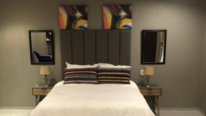 Quarto Duplo ou Twin Básico | Secretária, cortinas/cortinados opacos, ferro/tábua de engomar 