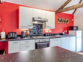 Casa de Campo | Cozinha privada | Um frigorífico, um micro-ondas, uma placa de cozinha