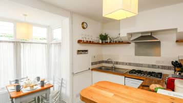 Casa de Campo | Cozinha privada | Um micro-ondas, uma máquina de lavar louça, utensílios de cozinha