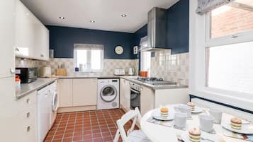 Casa de campo | Cozinha privada | Lava-louças, cadeirão de bebê, talheres/pratos/utensílios de cozinha