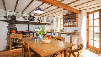 Casa de campo | Cozinha privada | Lava-louças, cadeirão de bebê, talheres/pratos/utensílios de cozinha