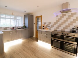 Casa de Campo | Cozinha privada | Uma máquina de lavar louça, uma cadeira de bebé, utensílios de cozinha 