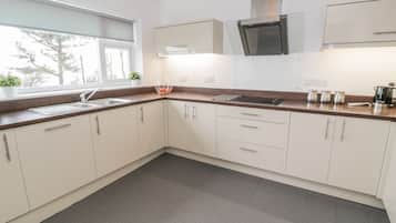 Casa de Campo | Cozinha privada | Um frigorífico, um micro-ondas, uma placa de cozinha
