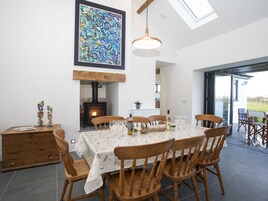 Casa de Campo | Cozinha privada | Uma máquina de lavar louça, utensílios de cozinha 