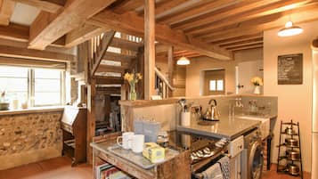Casa de Campo | Cozinha privada | Um frigorífico, uma placa de cozinha, utensílios de cozinha