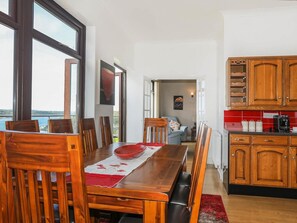Casa de Campo | Cozinha privada | Uma máquina de lavar louça, uma cadeira de bebé, utensílios de cozinha