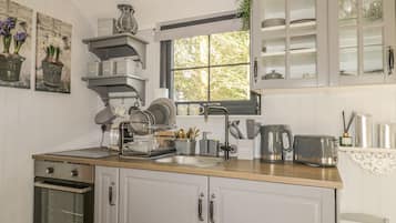 Casa de Campo | Cozinha privada | Um frigorífico, um micro-ondas, uma placa de cozinha