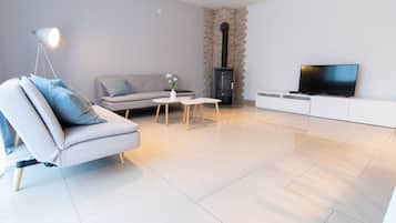 Apartamento, 2 quartos, lareira | Sala de estar | Televisor LED, piso aquecido