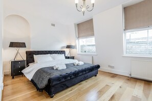 Apartamento Deluxe, 4 quartos | 2 quartos, lençóis de algodão egípcio, roupa de alta qualidade
