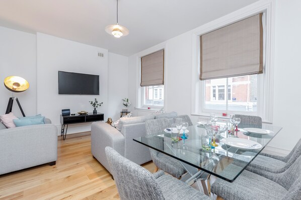 Apartamento Deluxe, 4 quartos | Sala de estar | Televisor de ecrã plano de 49 polegadas com canais via satélite