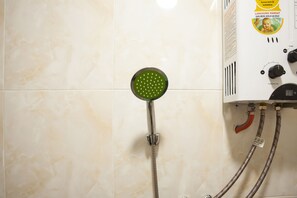 Chuveiro, toalhas de banho