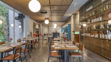Pequeno-almoço tipo buffet diário (75 BRL por pessoa)