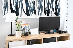 Apartamento | Sala de estar | TV de ecrã plano