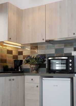 Apartamento | Kitchenette privada | Um frigorífico, um forno, uma placa de cozinha, uma cafeteira/bule