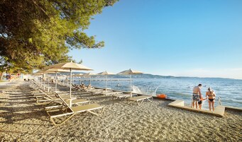 Na praia, areia preta, 3 bares na praia 