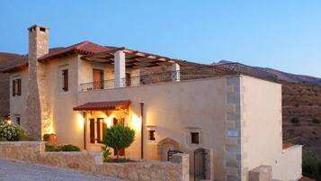 Fachada do alojamento (tarde/noite)