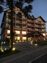 Fachada do alojamento (tarde/noite)