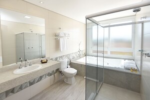 Quarto Premium | Casa de banho | Artigos de higiene pessoal grátis, um bidé, toalhas fornecidas 