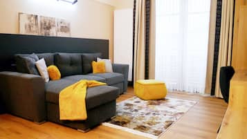 Suite Comfort | Sala de estar | TV de ecrã plano, livros