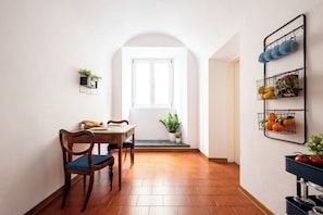 Apartamento, 2 quartos | Cozinha privada | Um frigorífico/congelador grande, um micro-ondas, um forno 