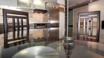 Apartamento Cidade | Cozinha privada | Um frigorífico/congelador grande, um forno, uma placa de cozinha