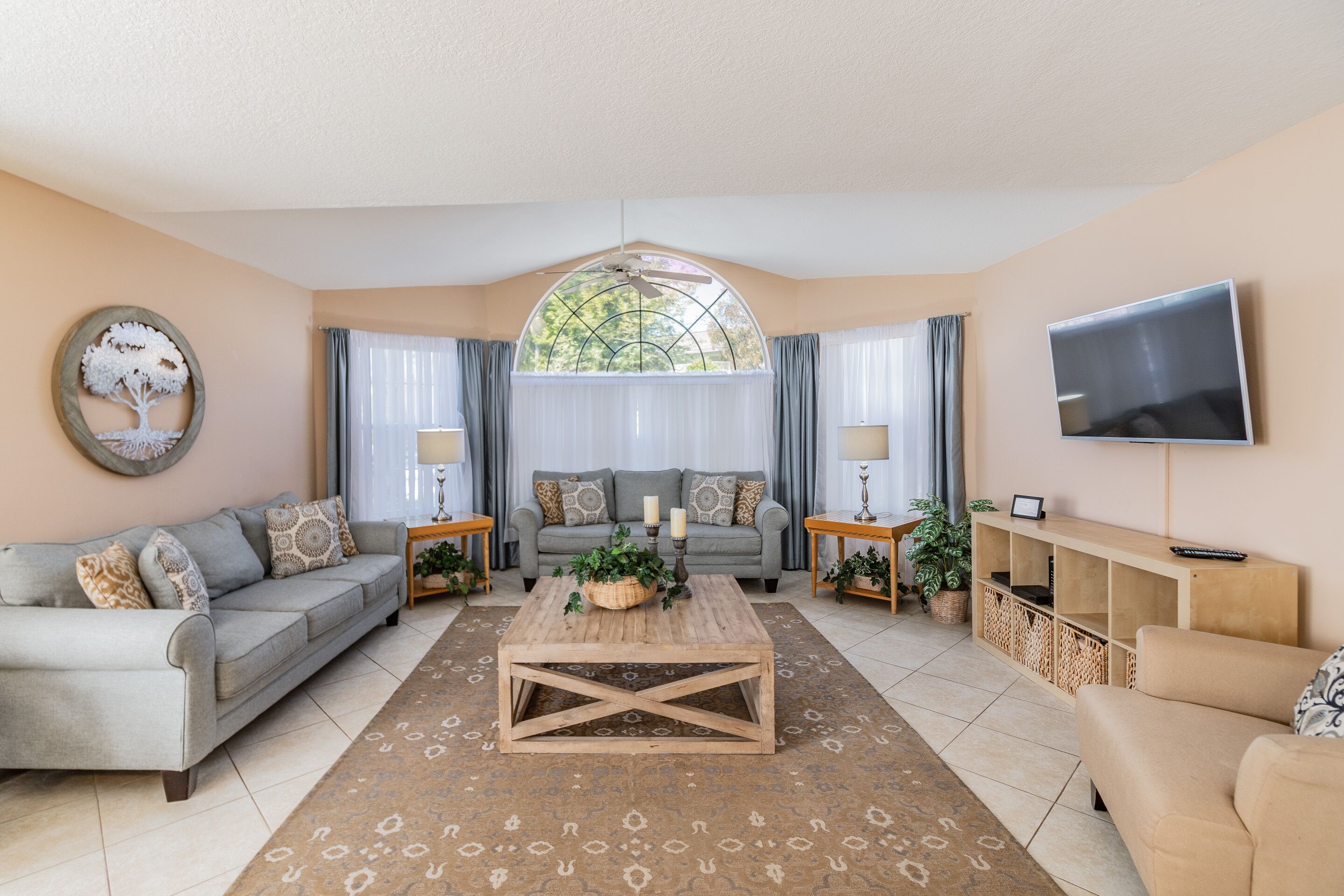 테마파크 근처! 4br, 10명 수용! 화려한 집, 수영장, 패티오! - 플로리다