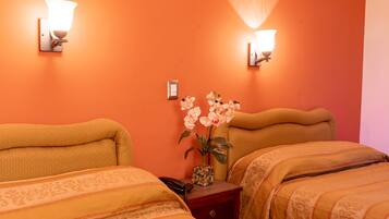 Quarto Duplo Superior | Secretária, cortinas/cortinados opacos, ferro/tábua de engomar