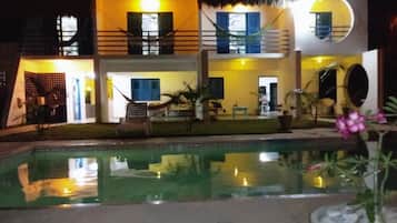 Fachada do alojamento (tarde/noite)